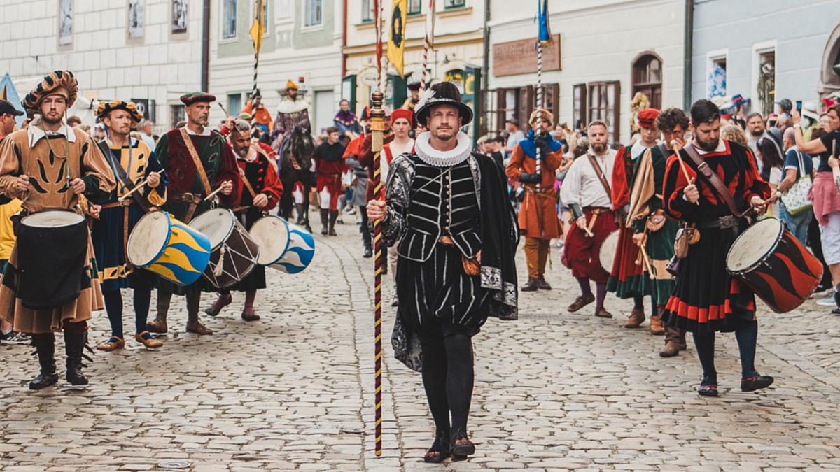 Historical processions at the Český Krumlov Five-Petaled Rose Festival